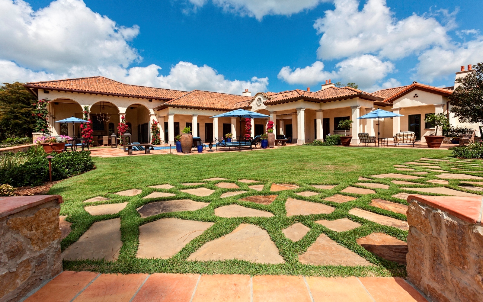 Is Spray or Granular Fertilizer Better In For Palm Beach County Lawns?